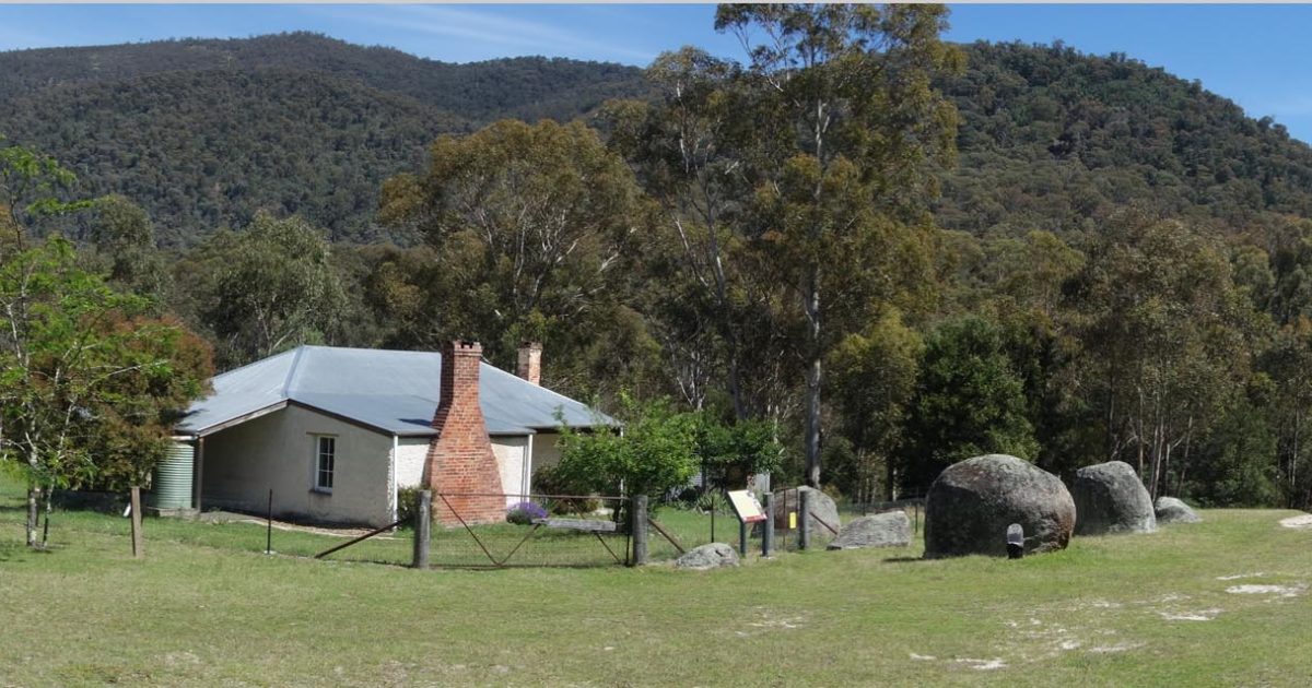 Australian Hiker | Nil Desperandum ACT (9.4 km)